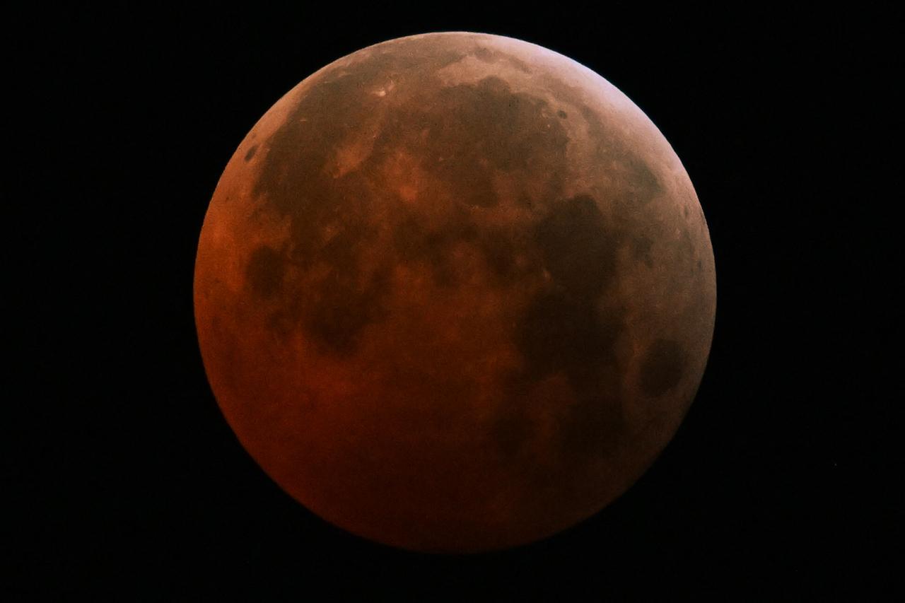 Eclipse lunar total: confira imagens da Lua de Sangue ao redor do mundo